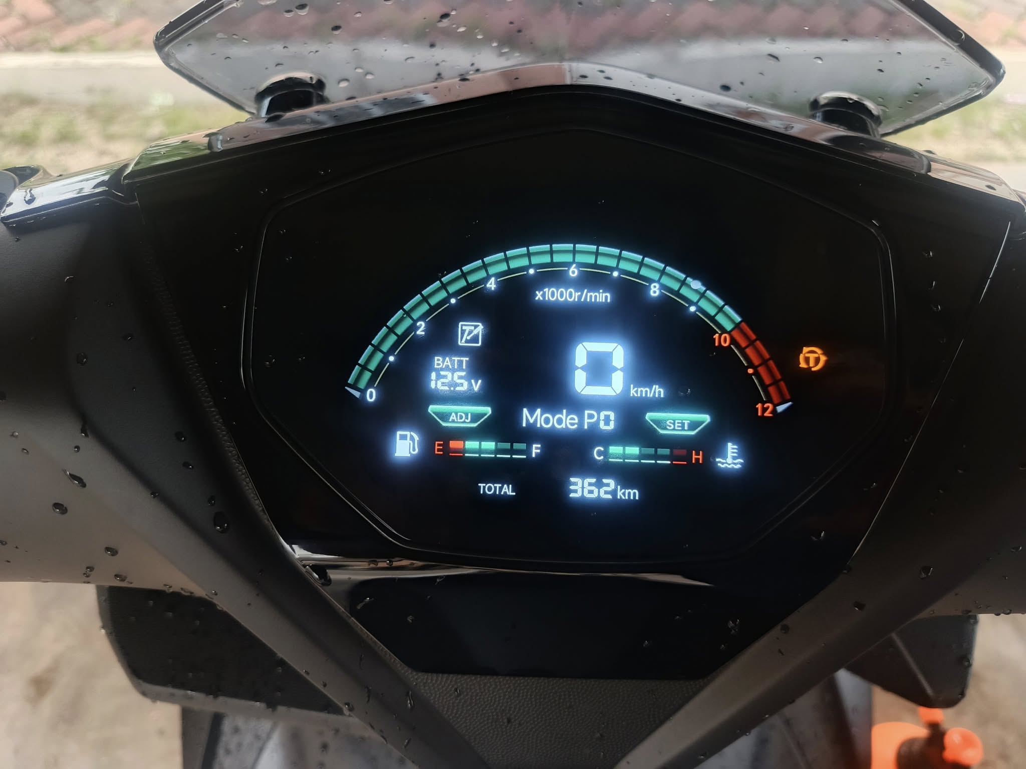 QJMotor AX200s Review: Compact, Lively & Surprisingly Fun – iMotorbike News
